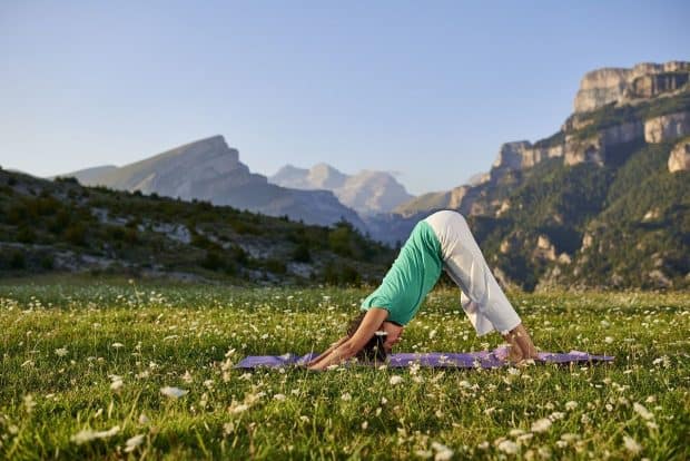 La realización y familiarización de los movimientos de yoga se pueden encontrar en los archivos ...